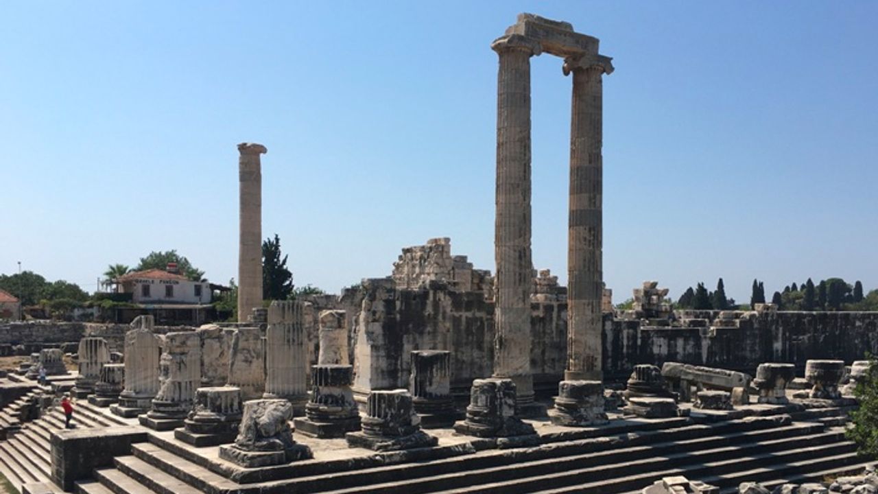 Apollo Tapınağı batıyor - "Kendine Demokrat" Olmayan Haberler