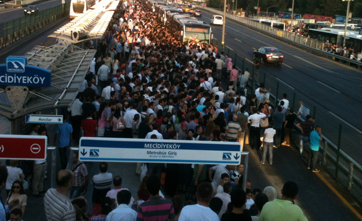 Metrobüs tez konusu oldu: Fiziken birbirimize en yakın, duygusal olarak ...