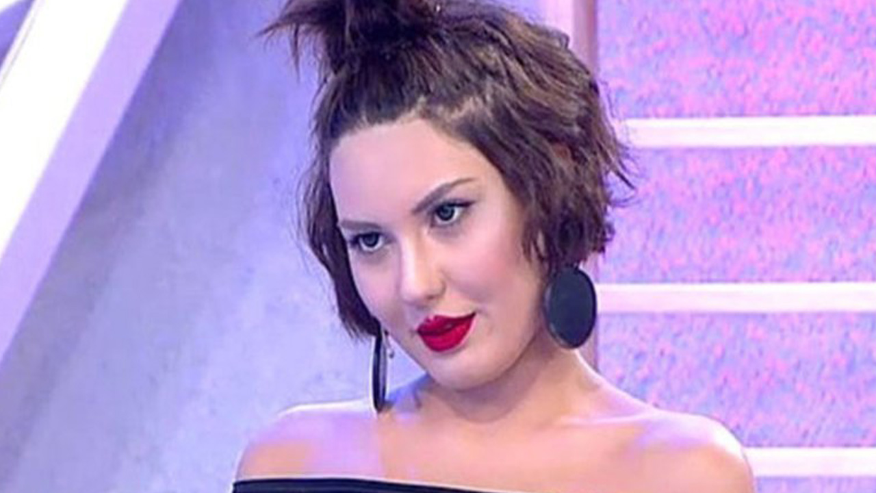 Bahar Candan seccade paylaştıktan sonra bikiniyle poz verdi - "Kendine ...